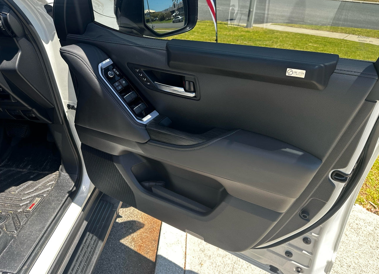 300 Series Toyota Land Cruiser – One Stone Armrests